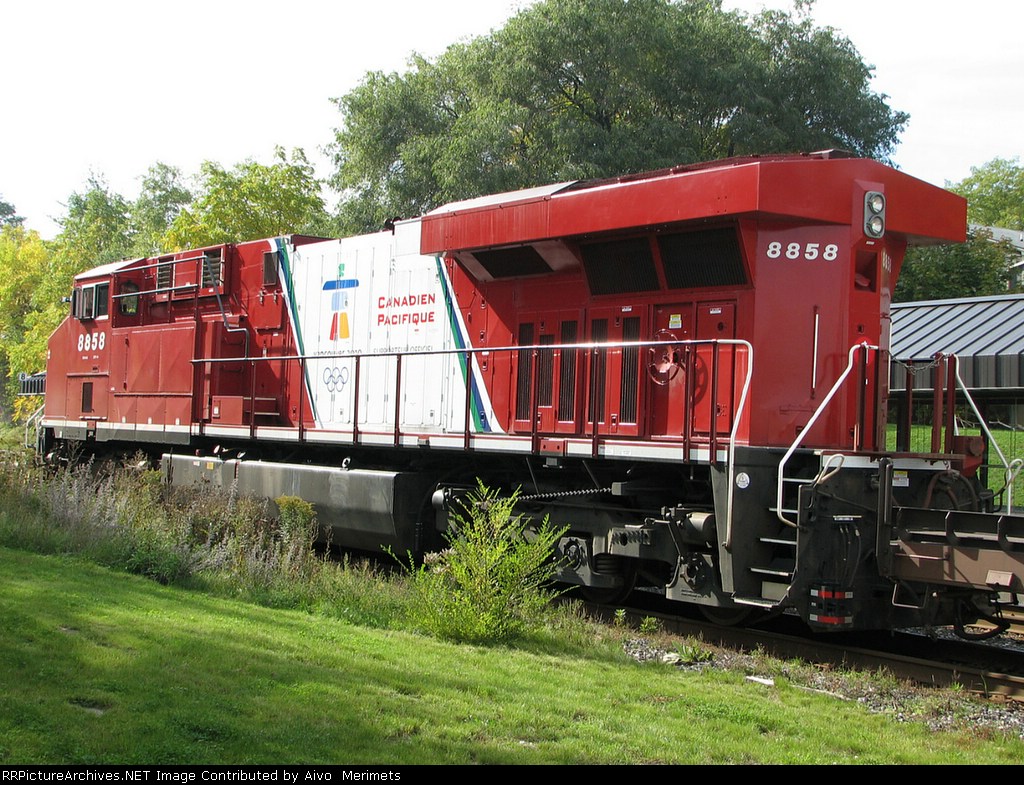 CP 8858 at Cooksville